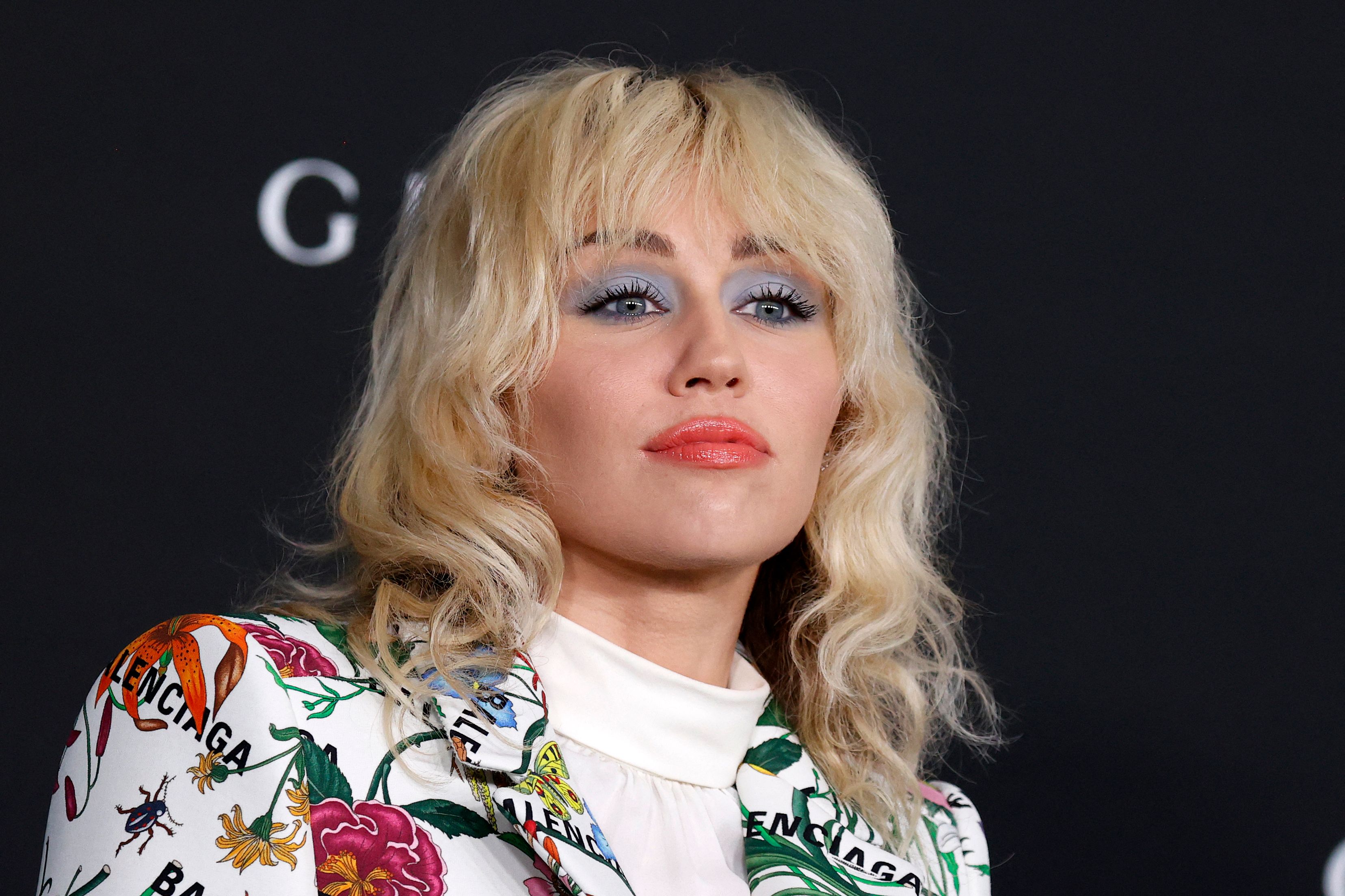 Look del día: Miley Cyrus encuentra el equilibrio entre la sensualidad ...