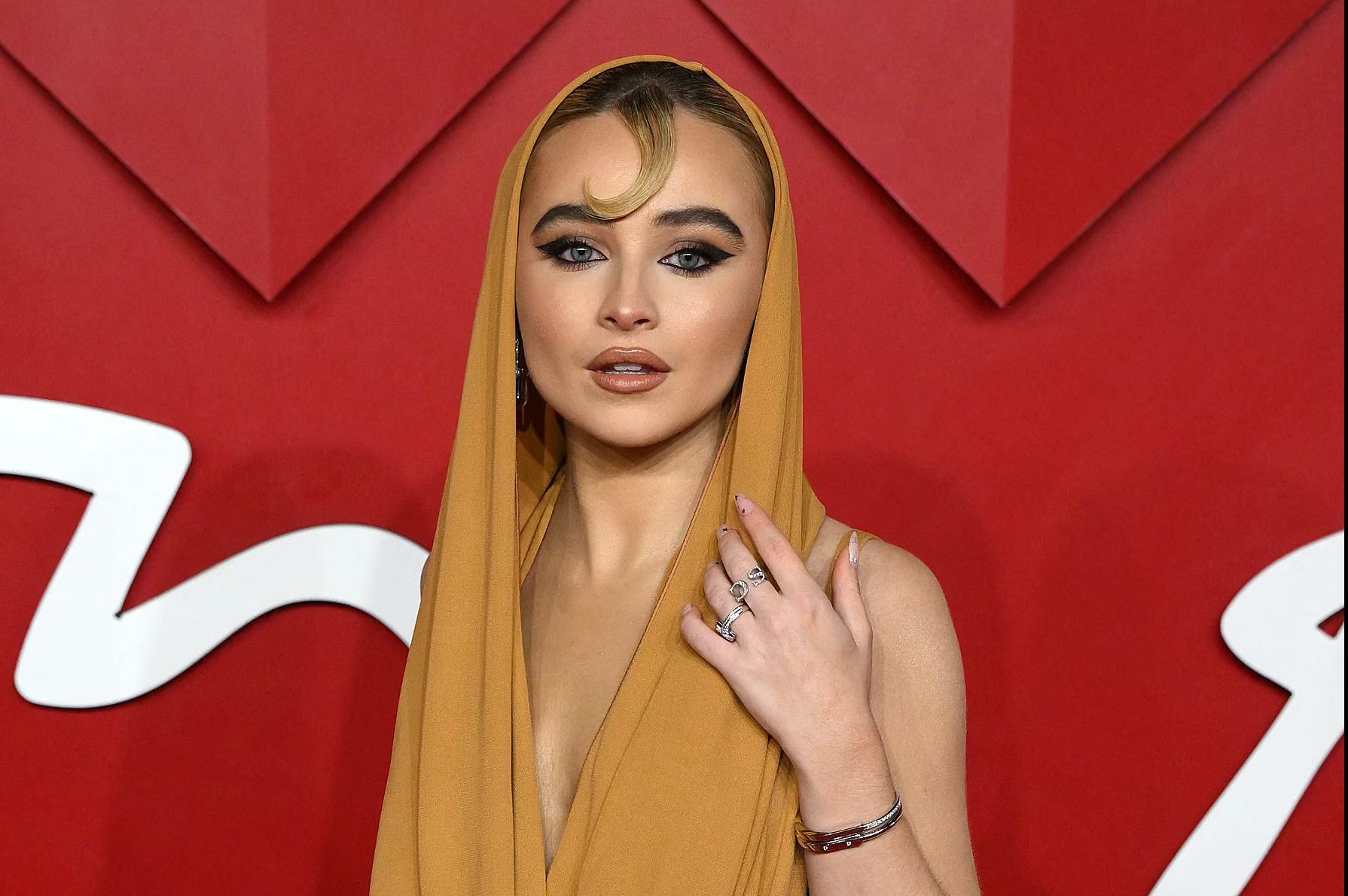 Boina francesa: el accesorio chic que incluye Sabrina Carpenter en sus ...