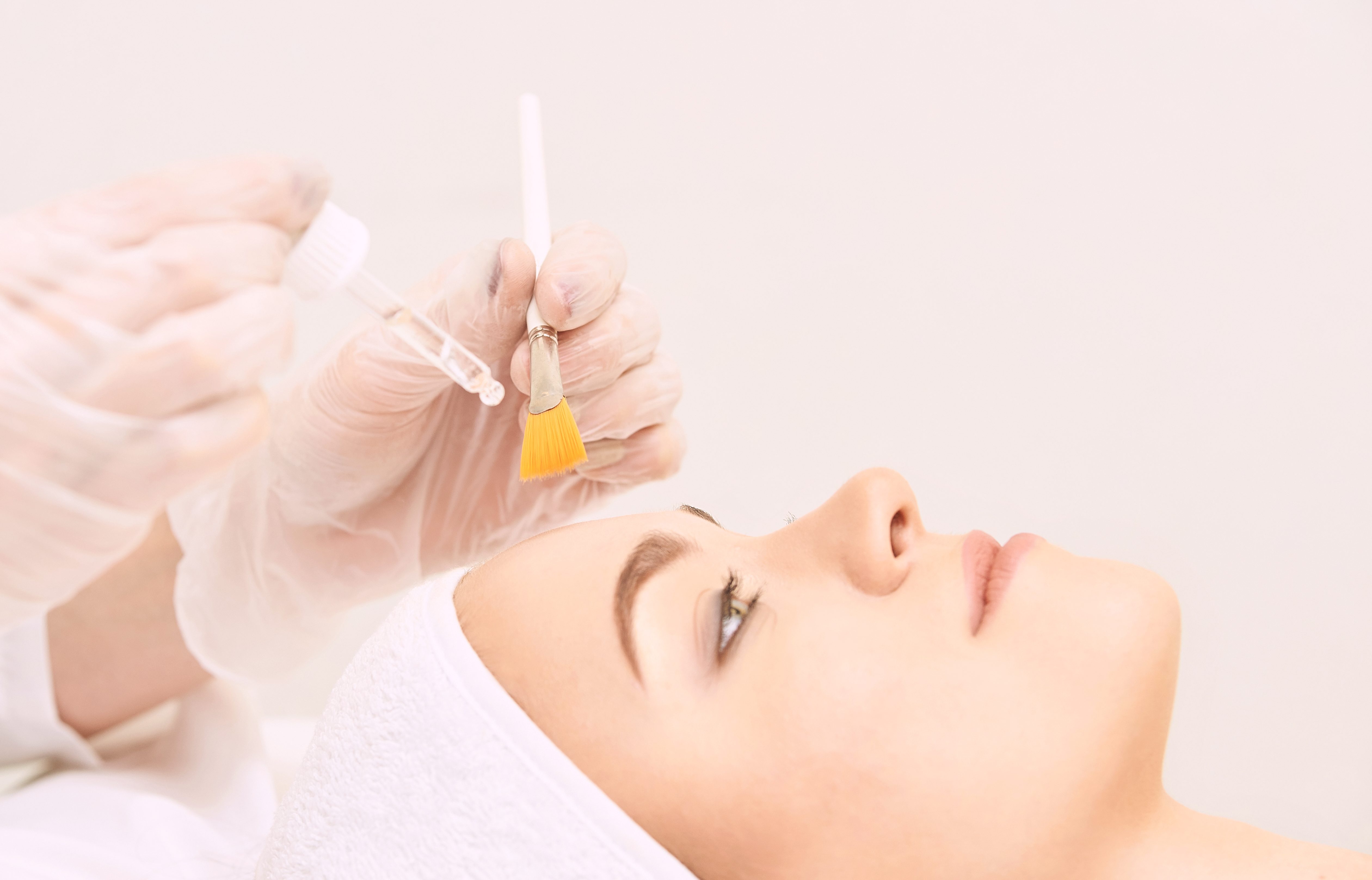 Peeling facial: cuáles son los beneficios que le aporta a la piel ...