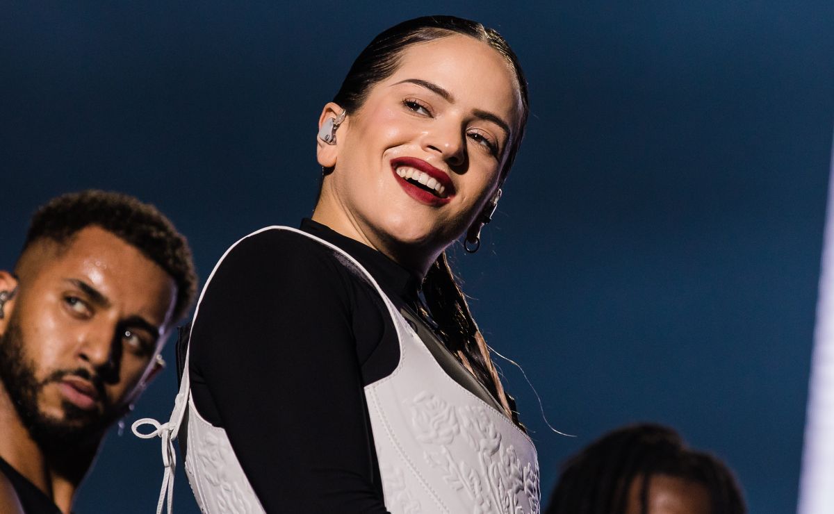 Rosalía luce el delineado azul que resalta los ojos marrones - Bien Bonita