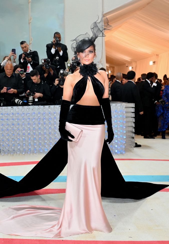 Look del día: Jennifer López se une al estilo "cut out" en la MET Gala ...
