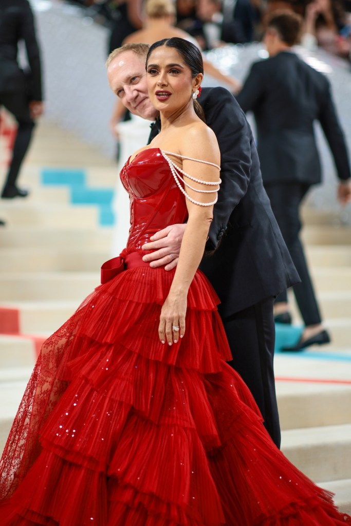 Salma Hayek enseña sus canas y comparte un “tip” para cubrirlas sin tinte - Bien Bonita