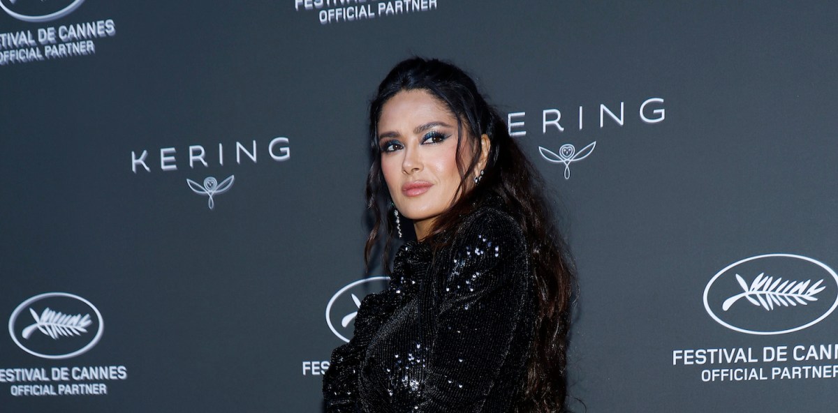 Salma Hayek enseña sus canas y comparte un “tip” para cubrirlas sin tinte - Bien Bonita
