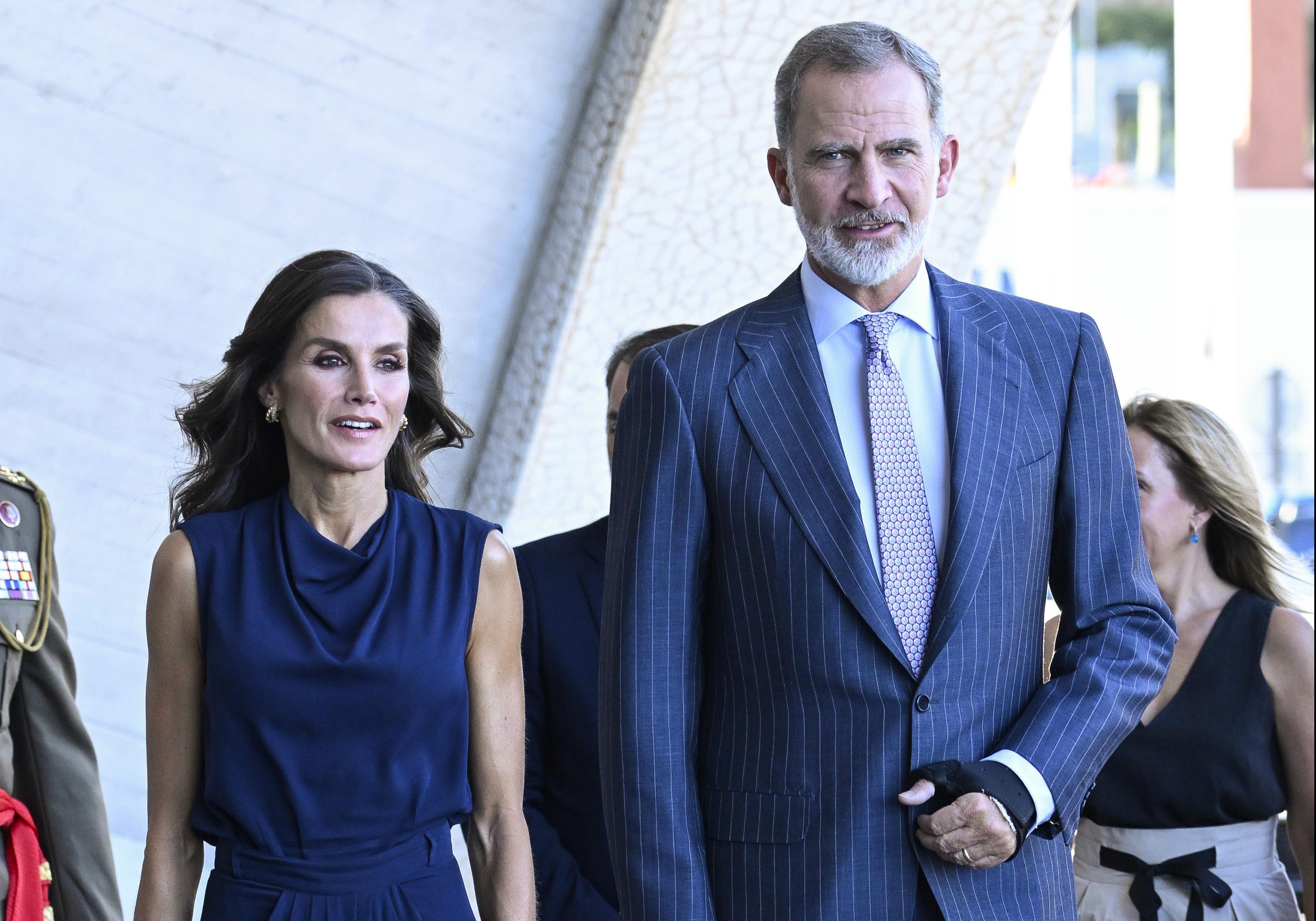 Look del día: la reina Letizia y el rey Felipe VI lucen atuendos con el color de la temporada ...