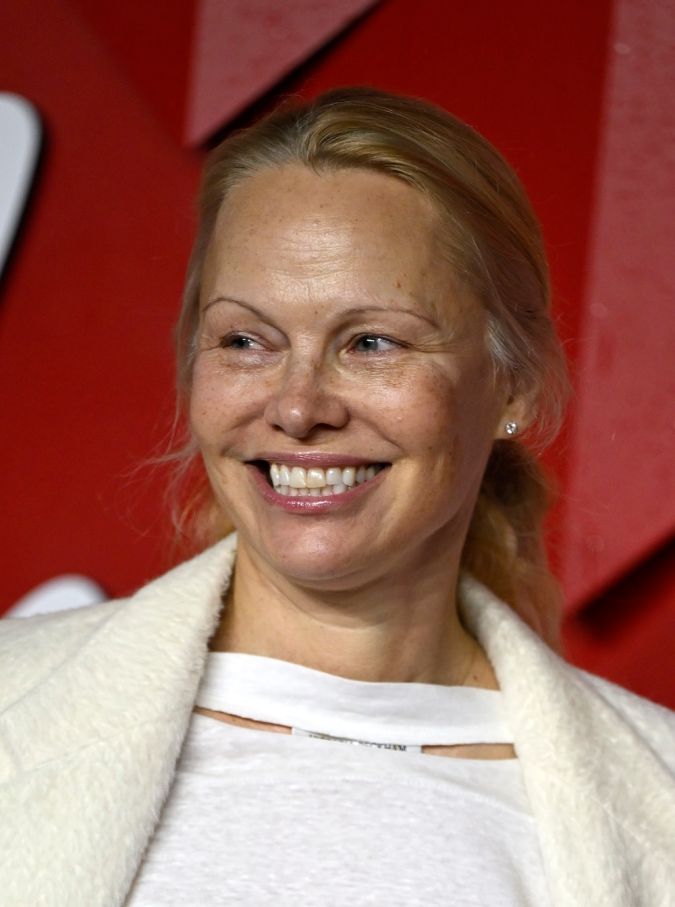 Pamela Anderson, sin una gota de maquillaje, da una clase de estilo para usar blanco en invierno ...
