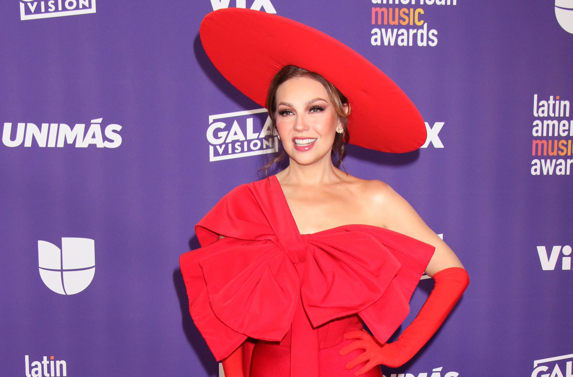 Thalía, Anitta, Becky G y más: los mejores looks de los Latin AMAs ...