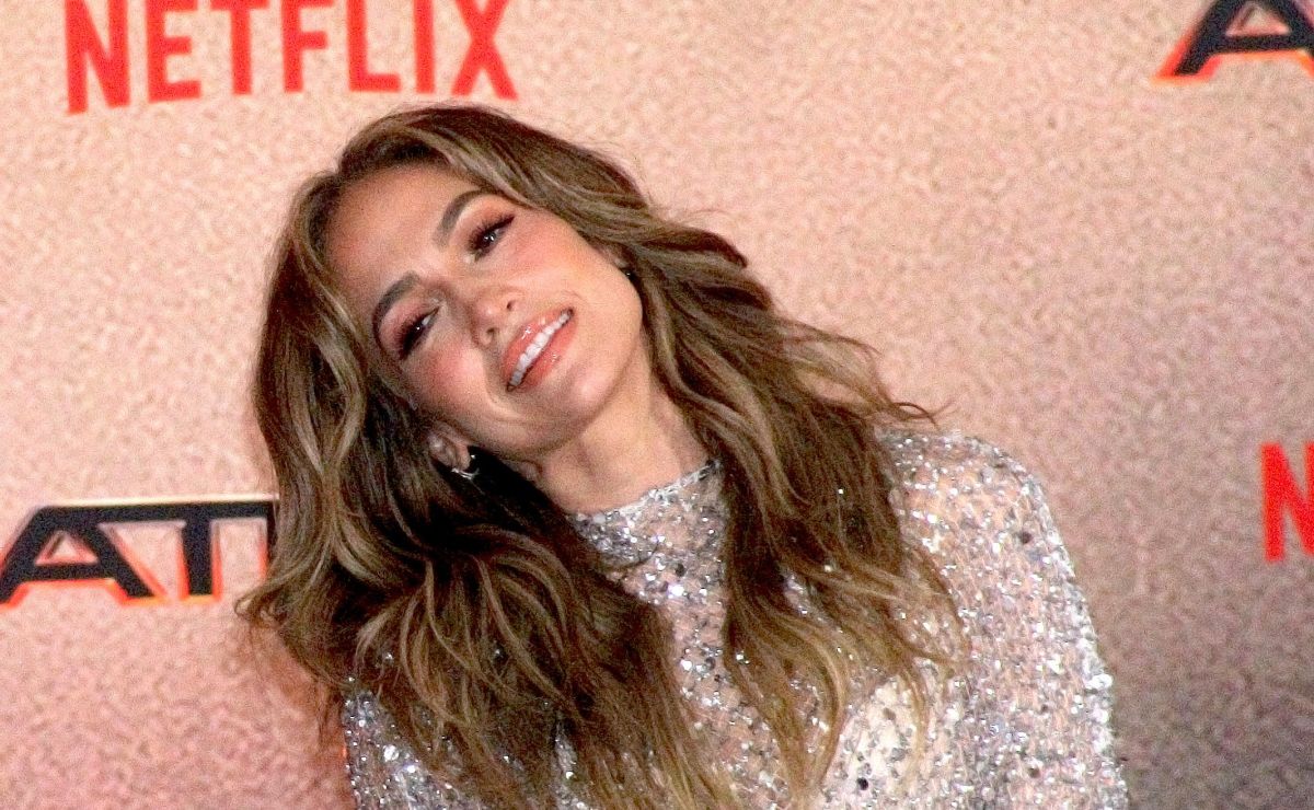Look del día: Jennifer López luce un brillante traje en el estreno ...