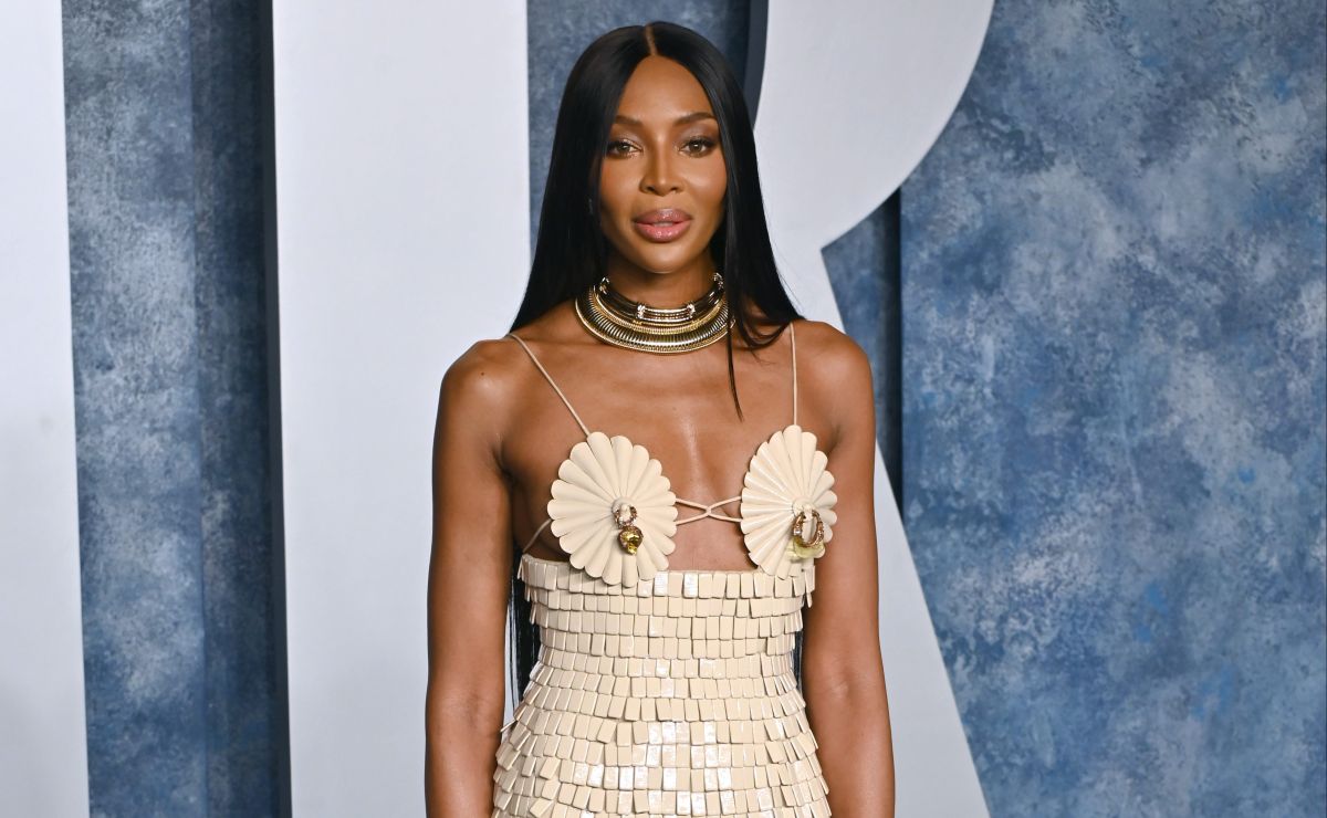 Look del día: Naomi Campbell cierra el desfile de Del Core en Milán ...