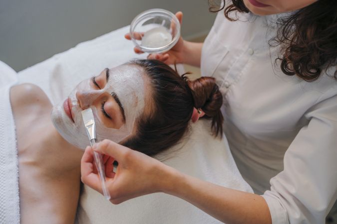 Exfoliación química vs física: cuáles son sus beneficios para la piel ...